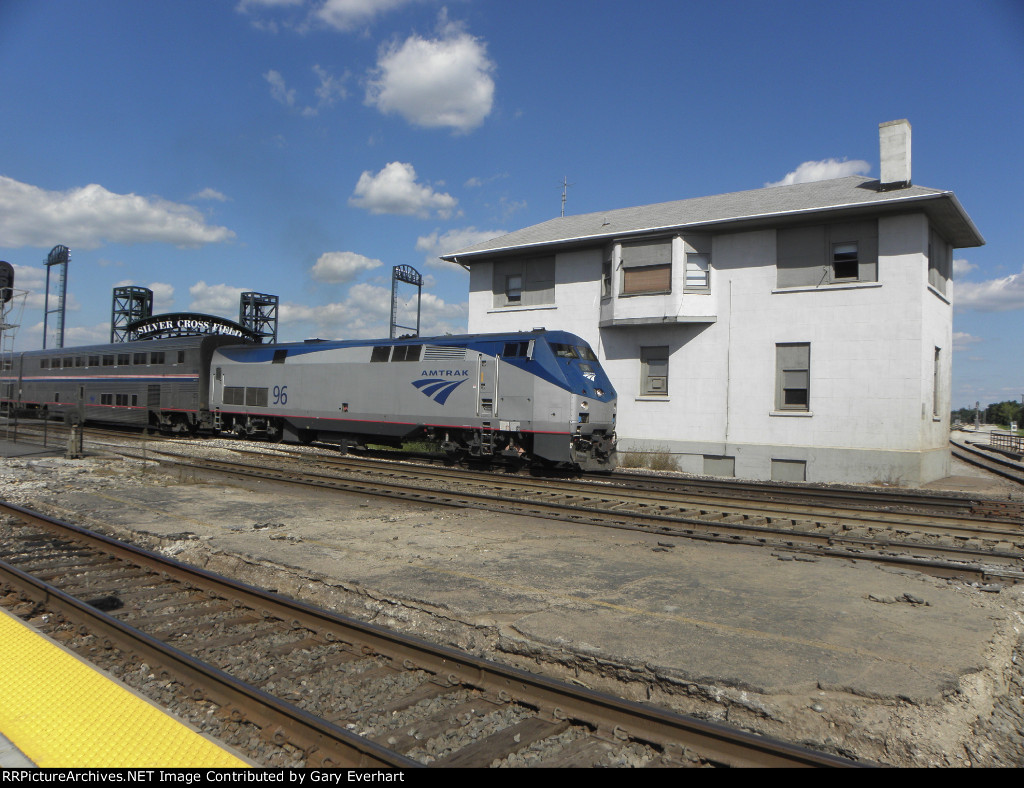 AMTK 96 heads up the southbound Amtrak Texas Eagle